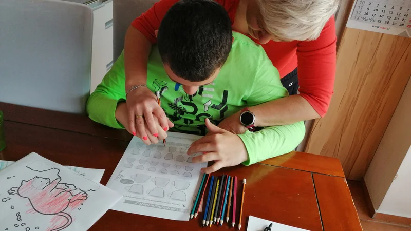Trije otroci in ena slaba internetna povezava - Delo Trije otroci in ena slaba internetna povezava - Delo